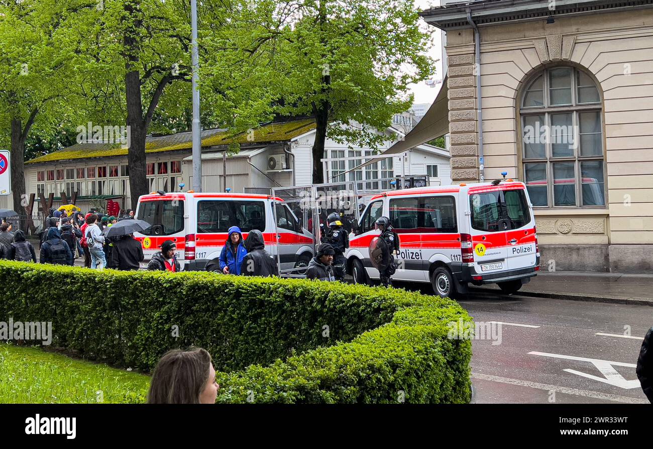 Die Zürcher Stadtpolizei hat das Kanzleiareal umstellt. Darin der ...