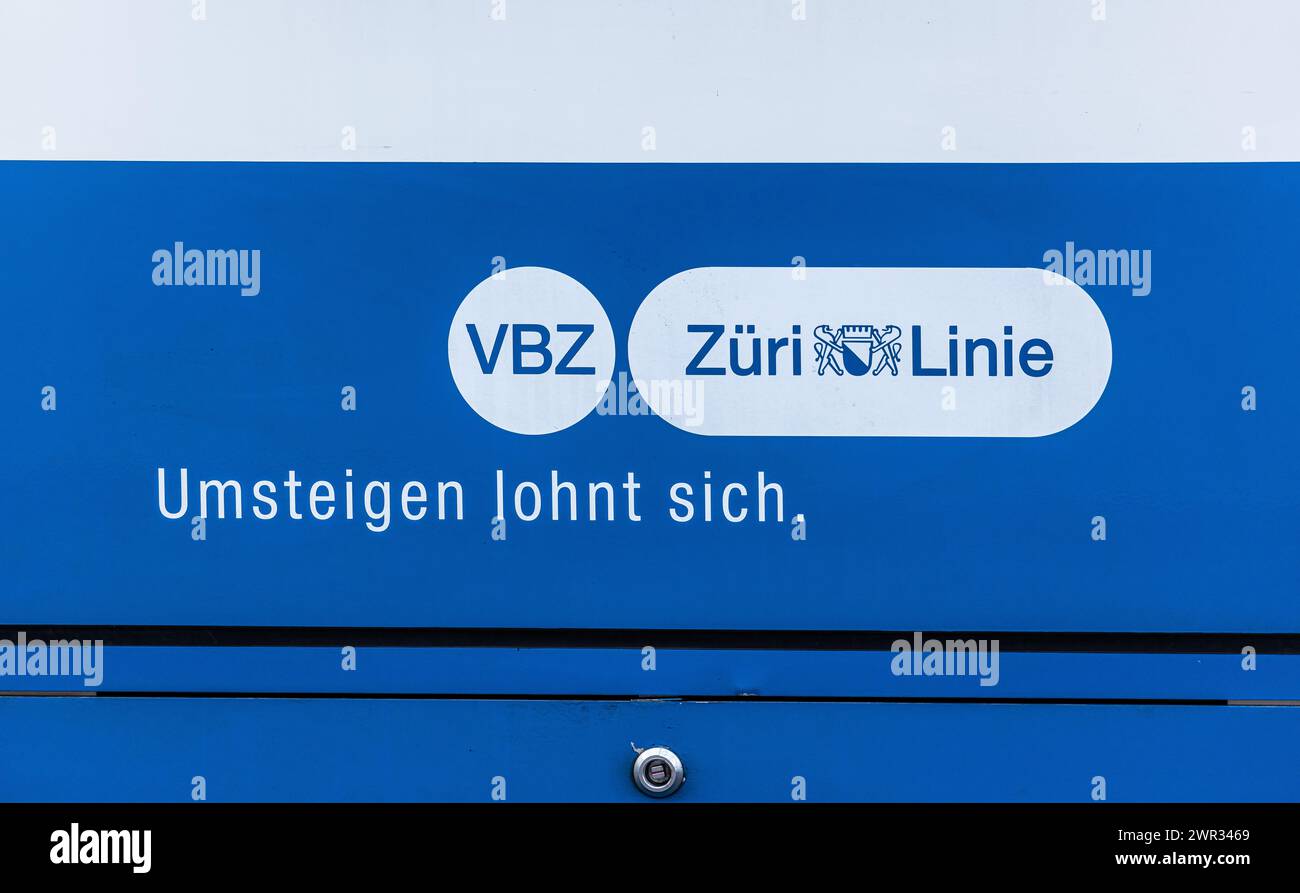Auf einem Tram 2000 steht seitlich der Werbeslogan der Verkehrsbetriebe ...