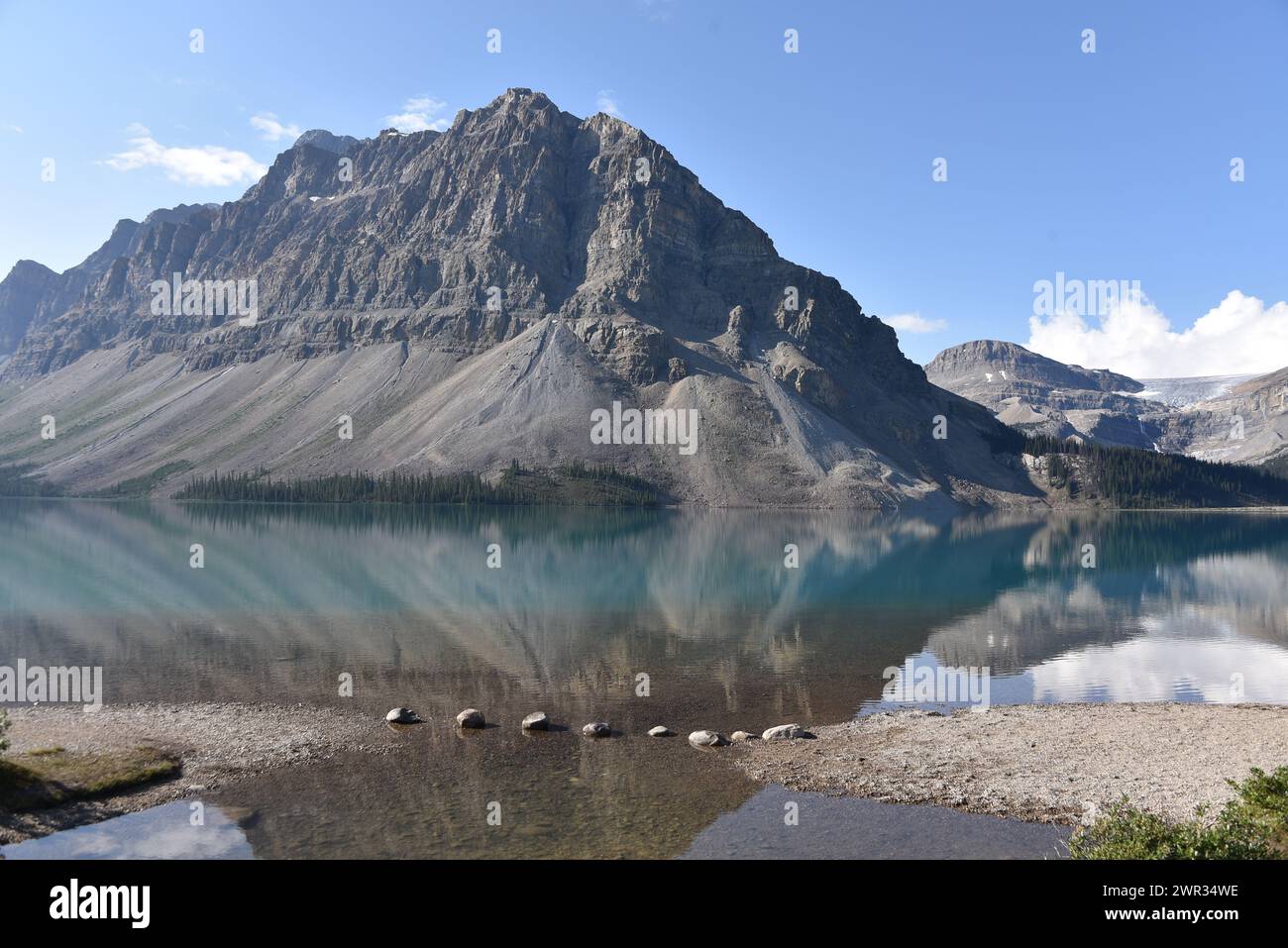 Mountain lake scenes hi-res stock photography and images - Alamy