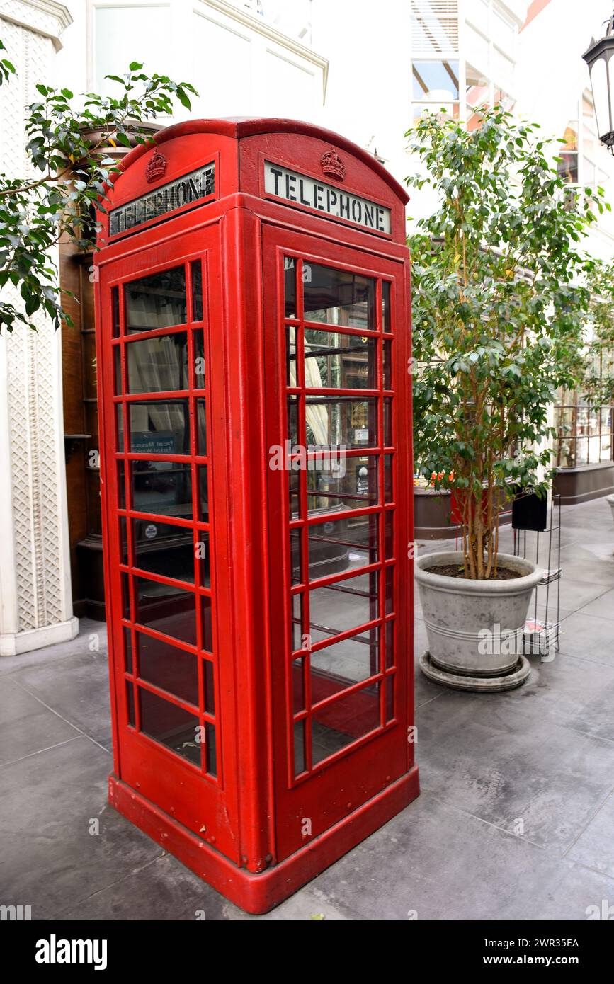 Red british telephone booth hi-res stock photography and images - Alamy