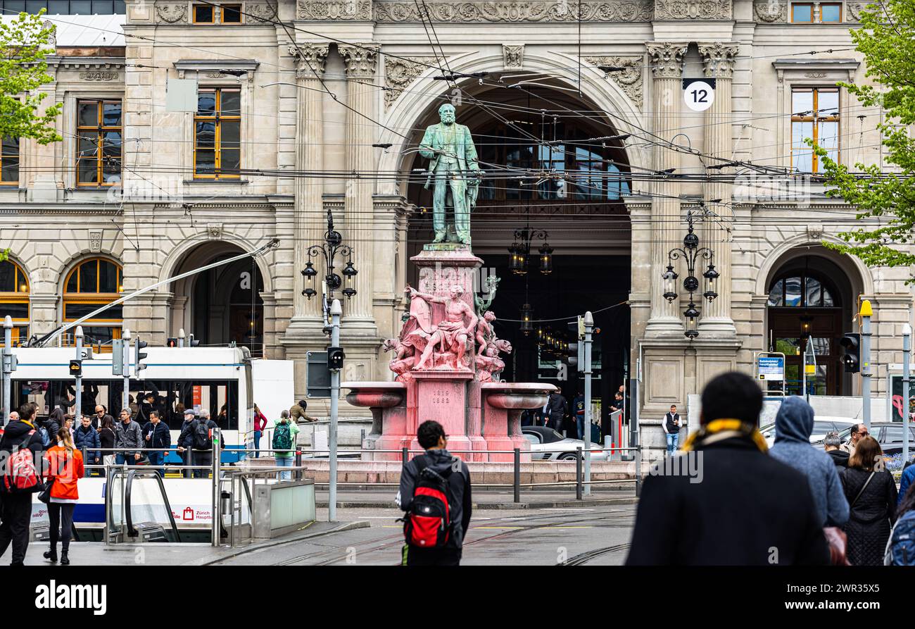 Die Statue des Credit Suisse Gründes Alfred Escher wurde von ...