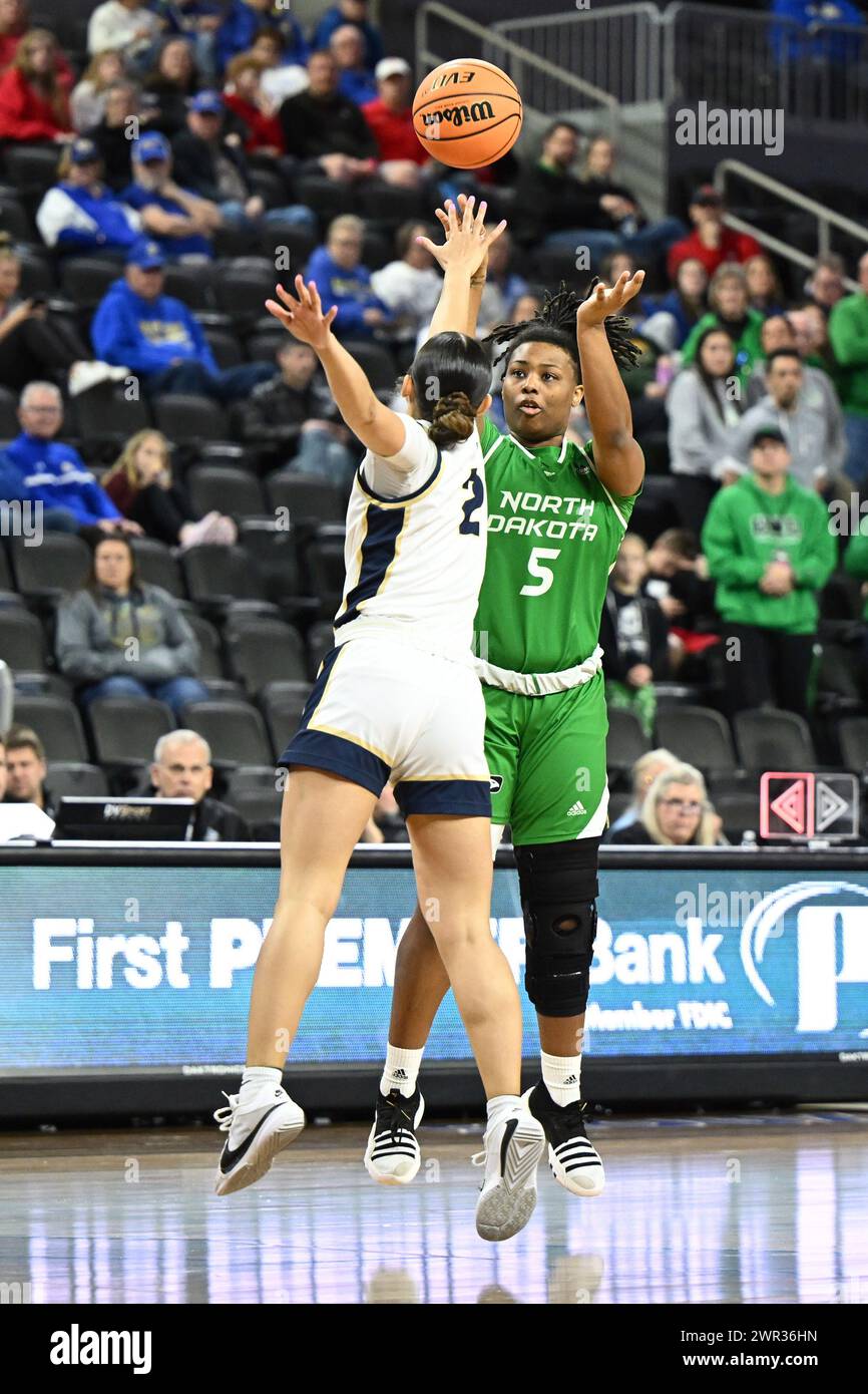Sioux Falls, USA. 10th Mar, 2024. North Dakota Fighting Hawks forward Kiyah Hurst (5) shoots ...