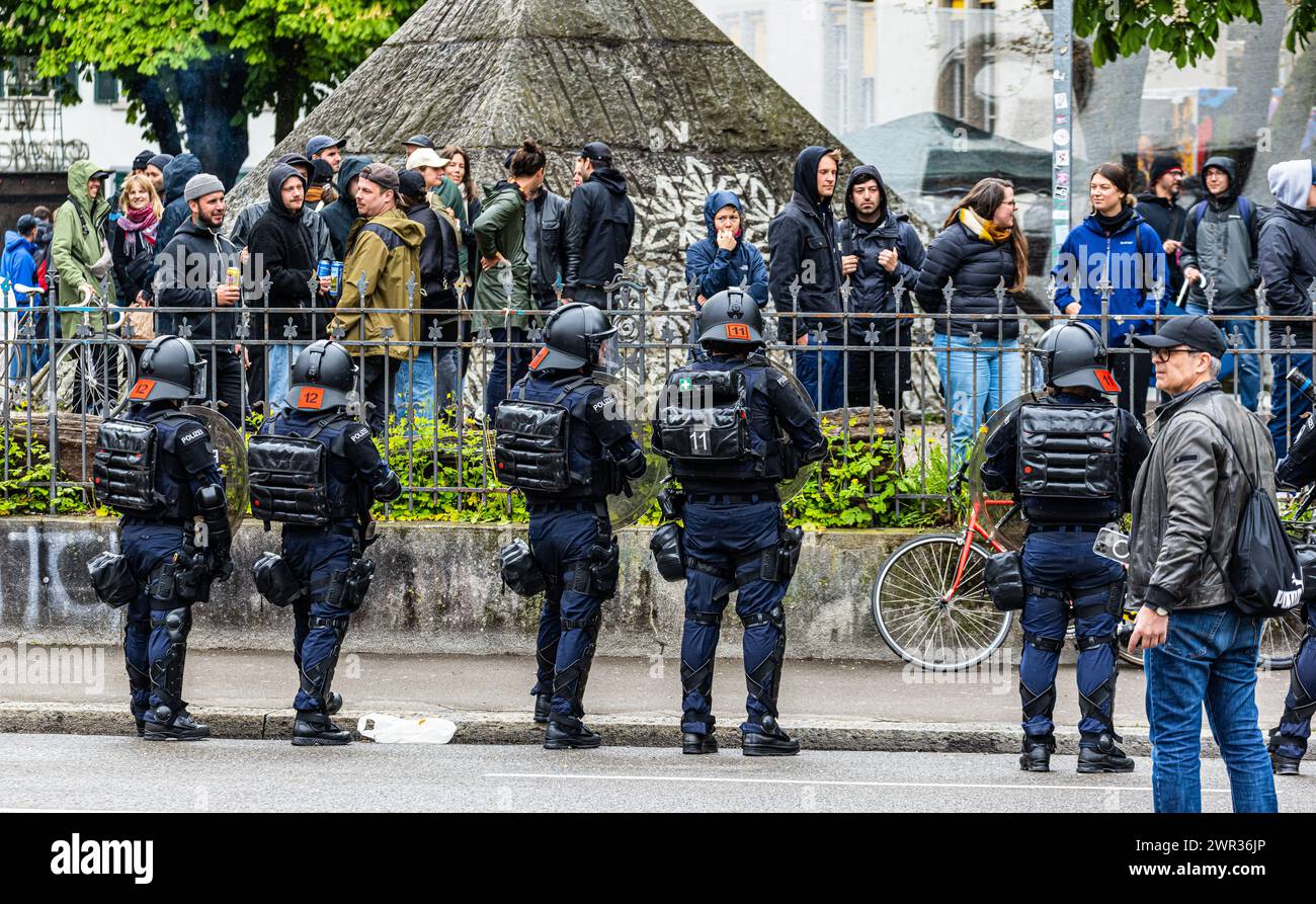 Die Zürcher Stadtpolizei hat das Kanzleiareal umstellt. Darin der ...