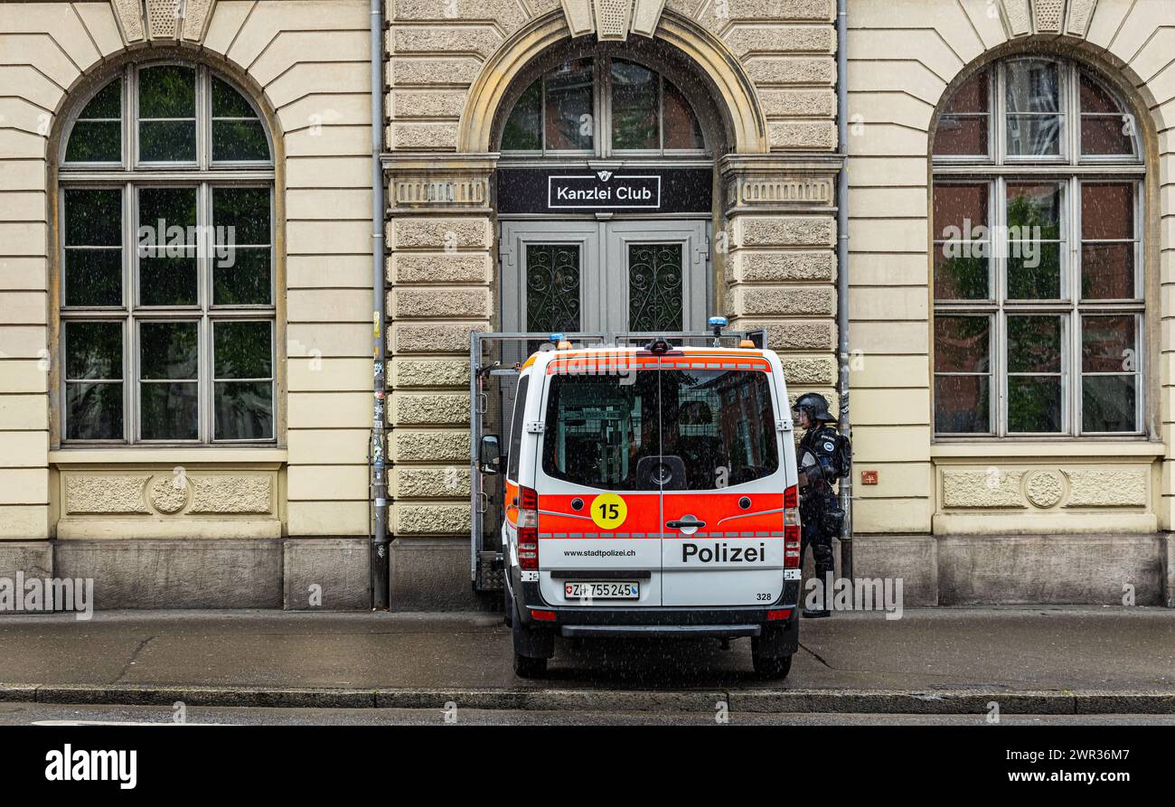 Die Türen des Kanzlei Club wurde von der Zürcher Stadtpolizei mit einem Gitterwagen zu gemacht ...