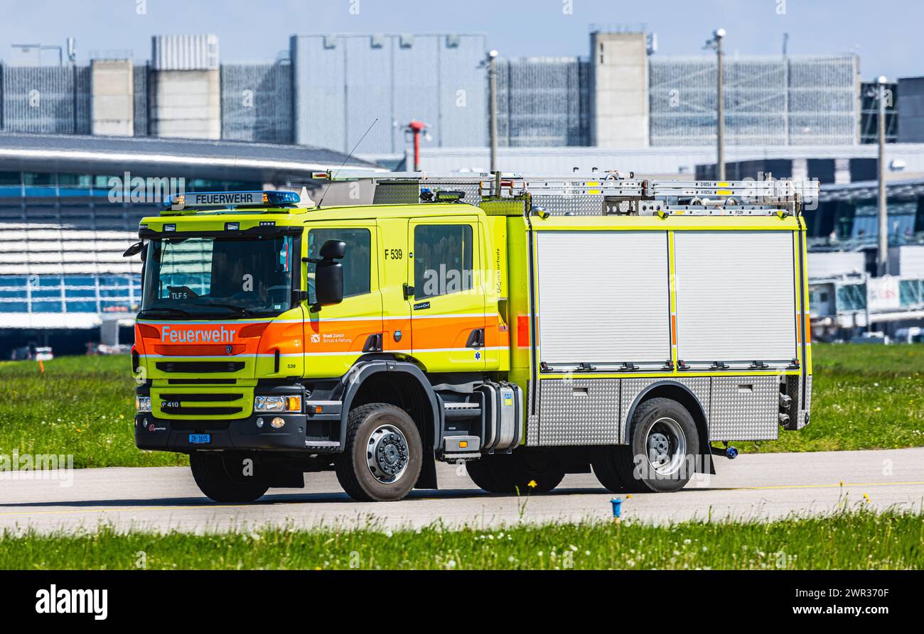Ein Tanklöschfahrzeug von Schutz und Rettung Zürich fährt auf dem ...