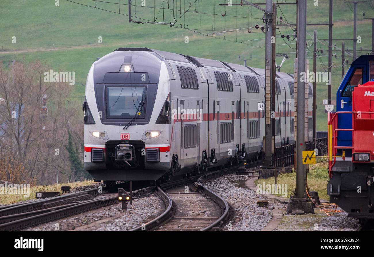 Ein DB Intercity ist von Zürich nach Singen unterwegs. Es ist ein ...