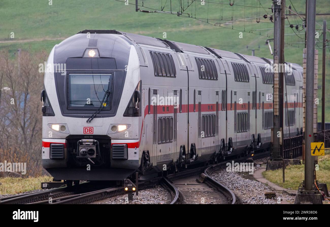 Ein DB Intercity ist von Zürich nach Singen unterwegs. Es ist ein ...