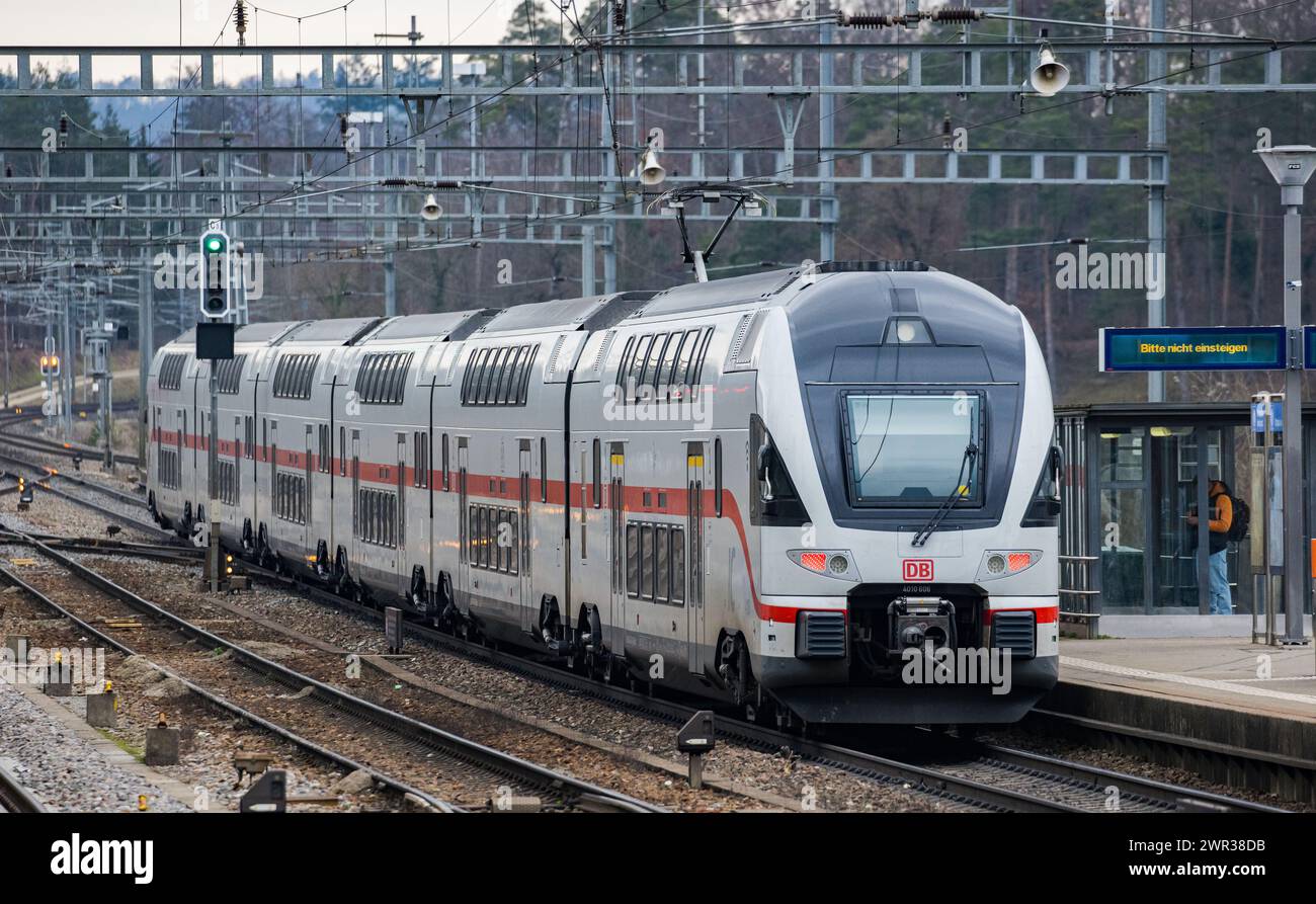 Ein DB Intercity ist von Zürich nach Singen unterwegs. Es ist ein ...