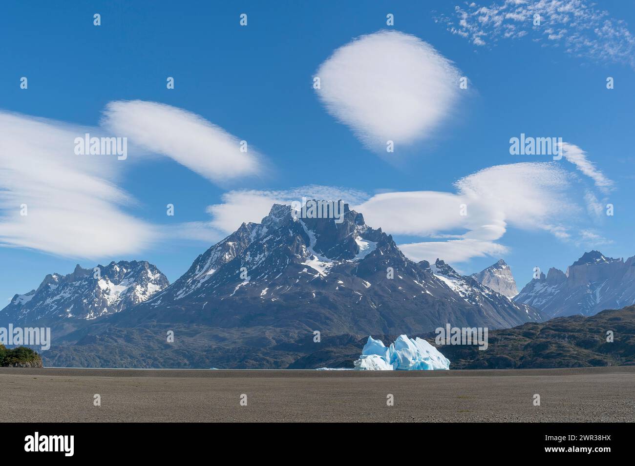 Iceberg and mountain backdrop, Lago Grey, cloud splendour, Torres del ...