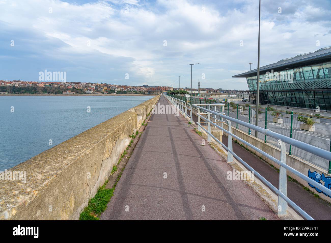 Jetty with 1 km of pedestrian access to the lighthouse with surrounding ...