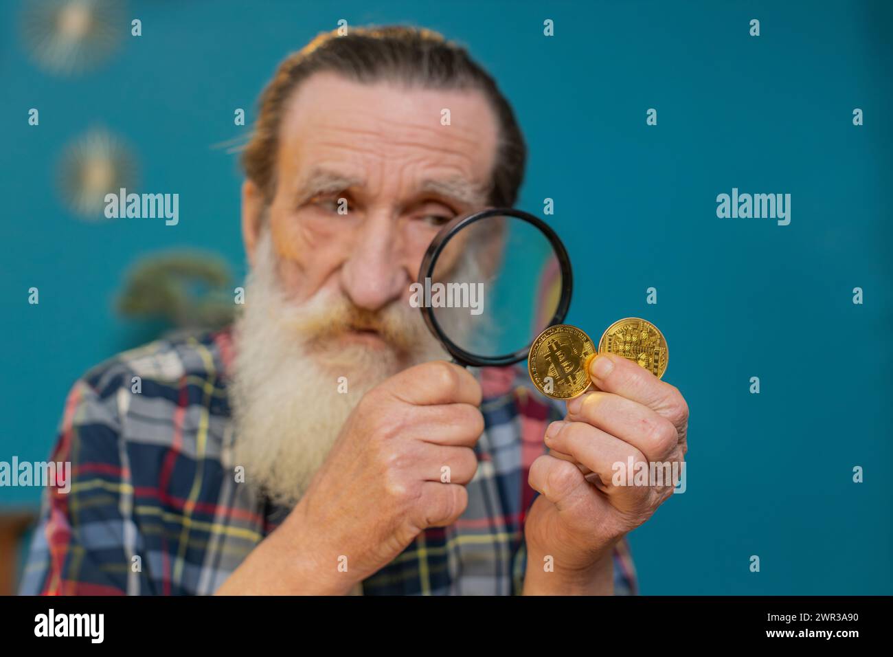 Gold close up examine hi-res stock photography and images - Alamy