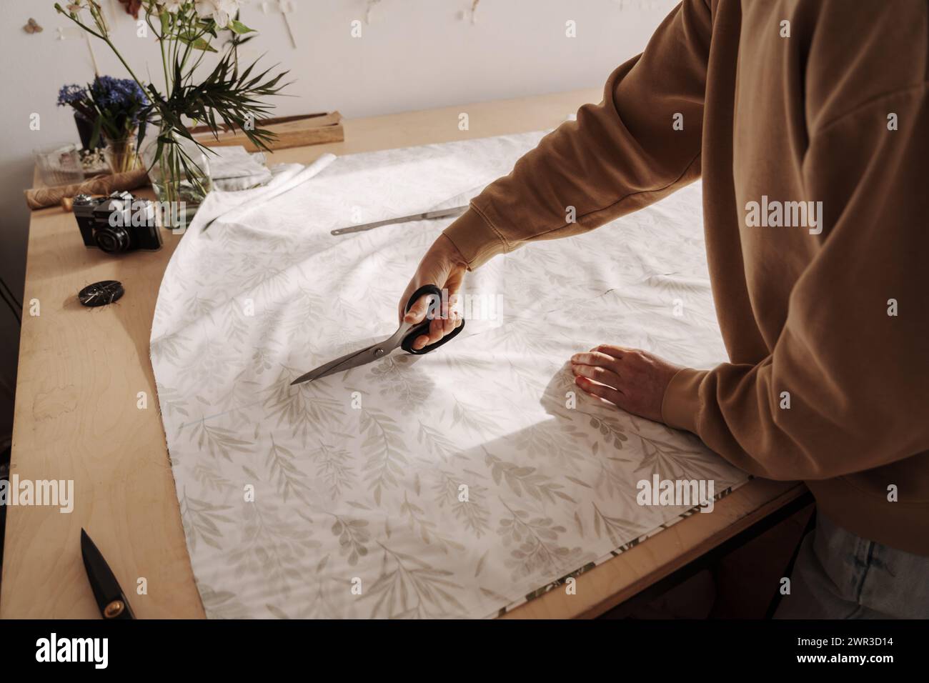 Woman cutting fabric vintage hi-res stock photography and images - Alamy
