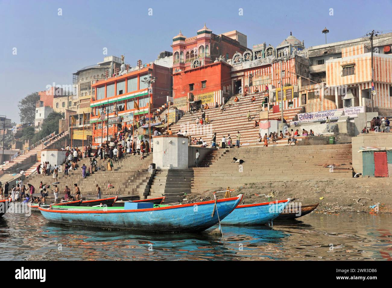 Varanasi river bank hi-res stock photography and images - Alamy