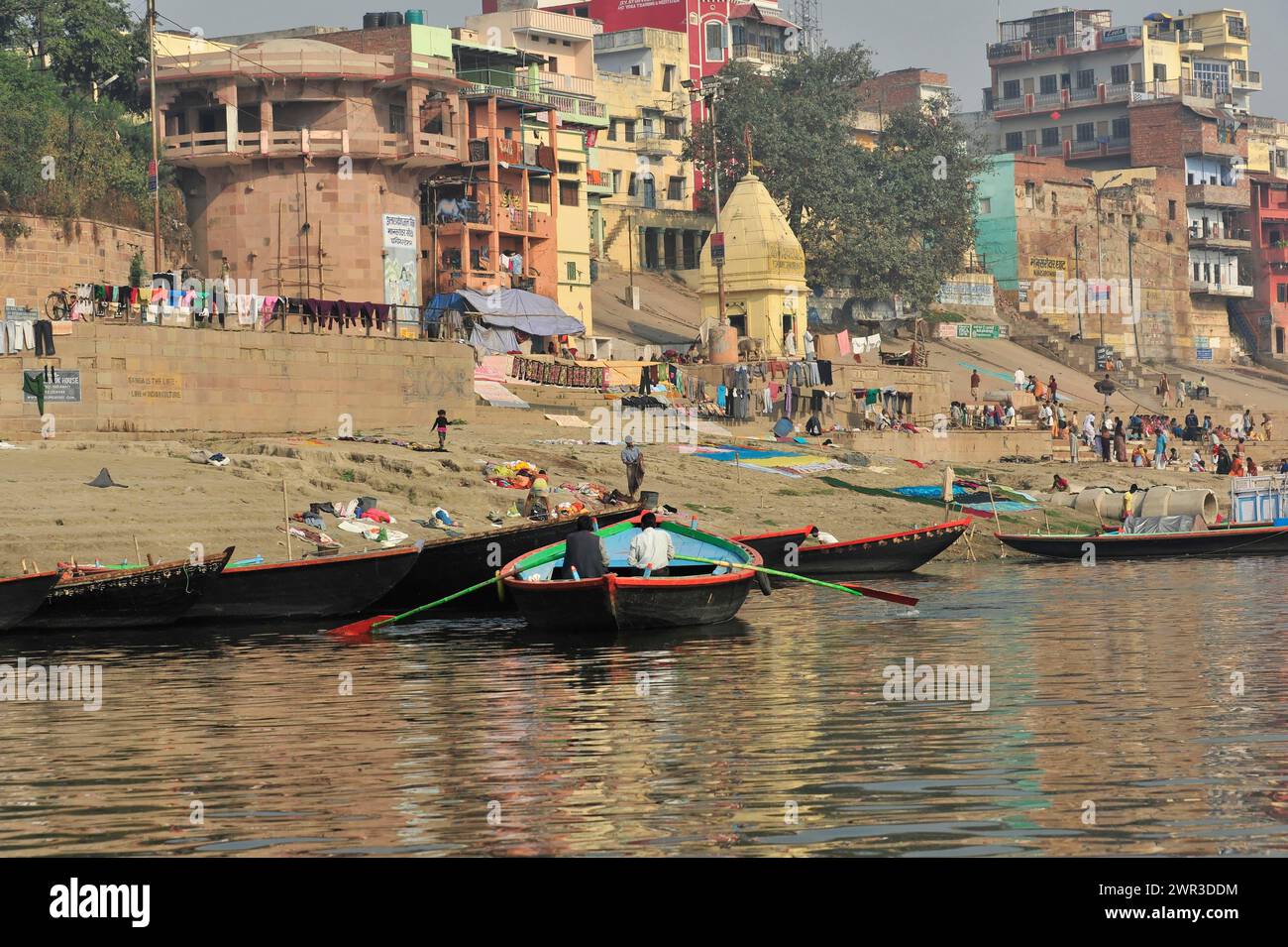 Varanasi river bank hi-res stock photography and images - Alamy