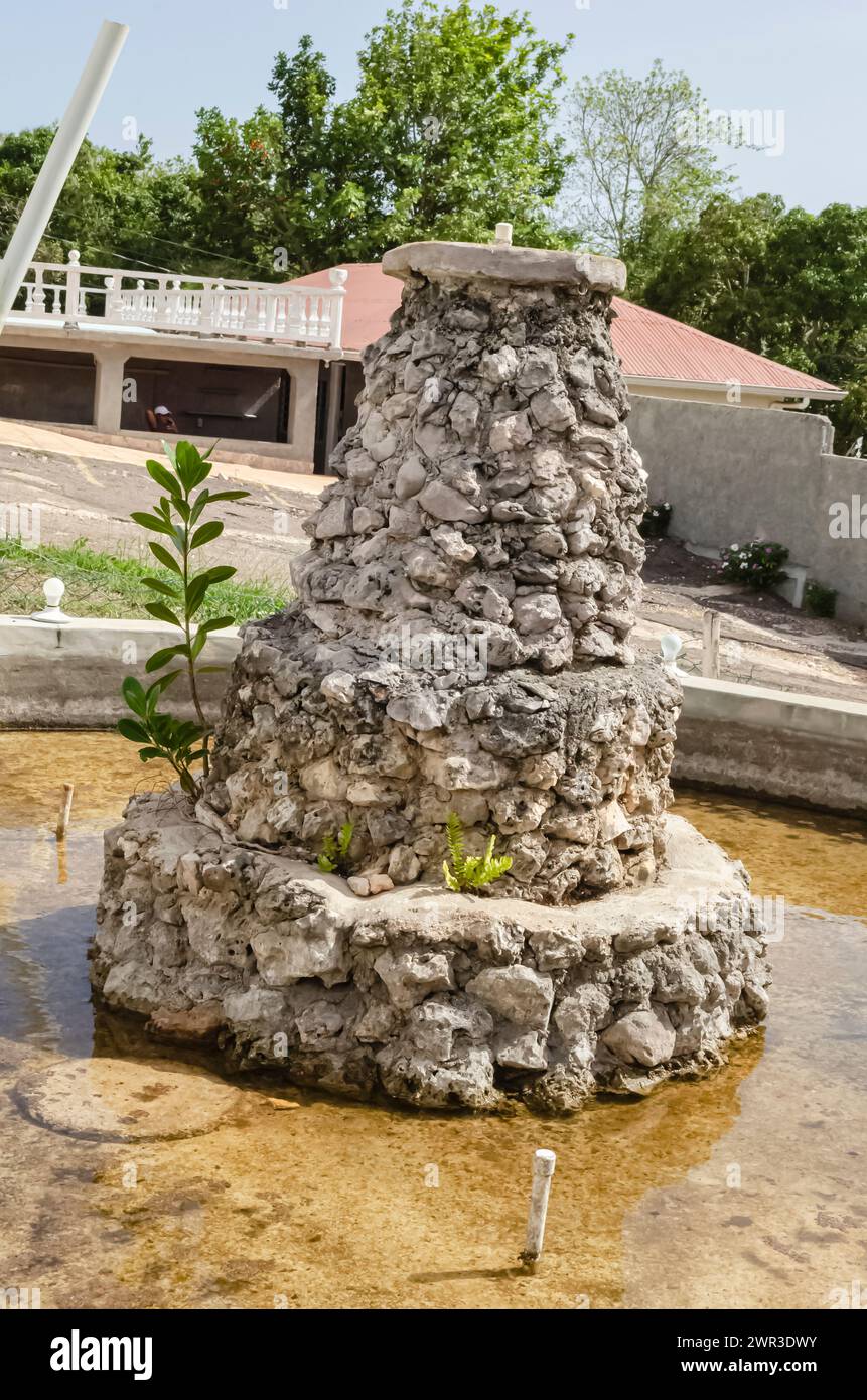Round fountain rocks hi-res stock photography and images - Alamy