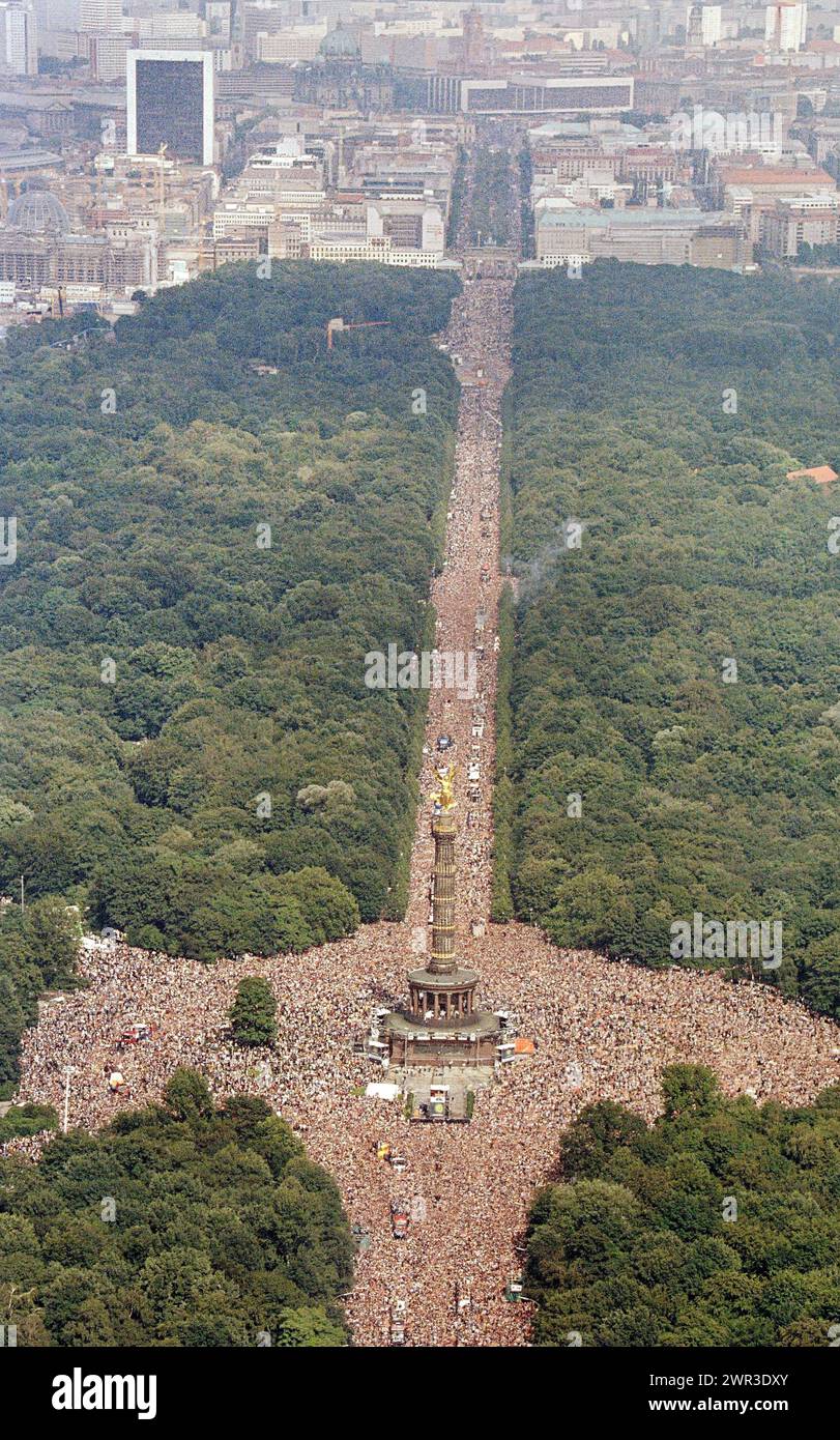 Aerial view of the Victory Column during the Love Parade. Under the ...