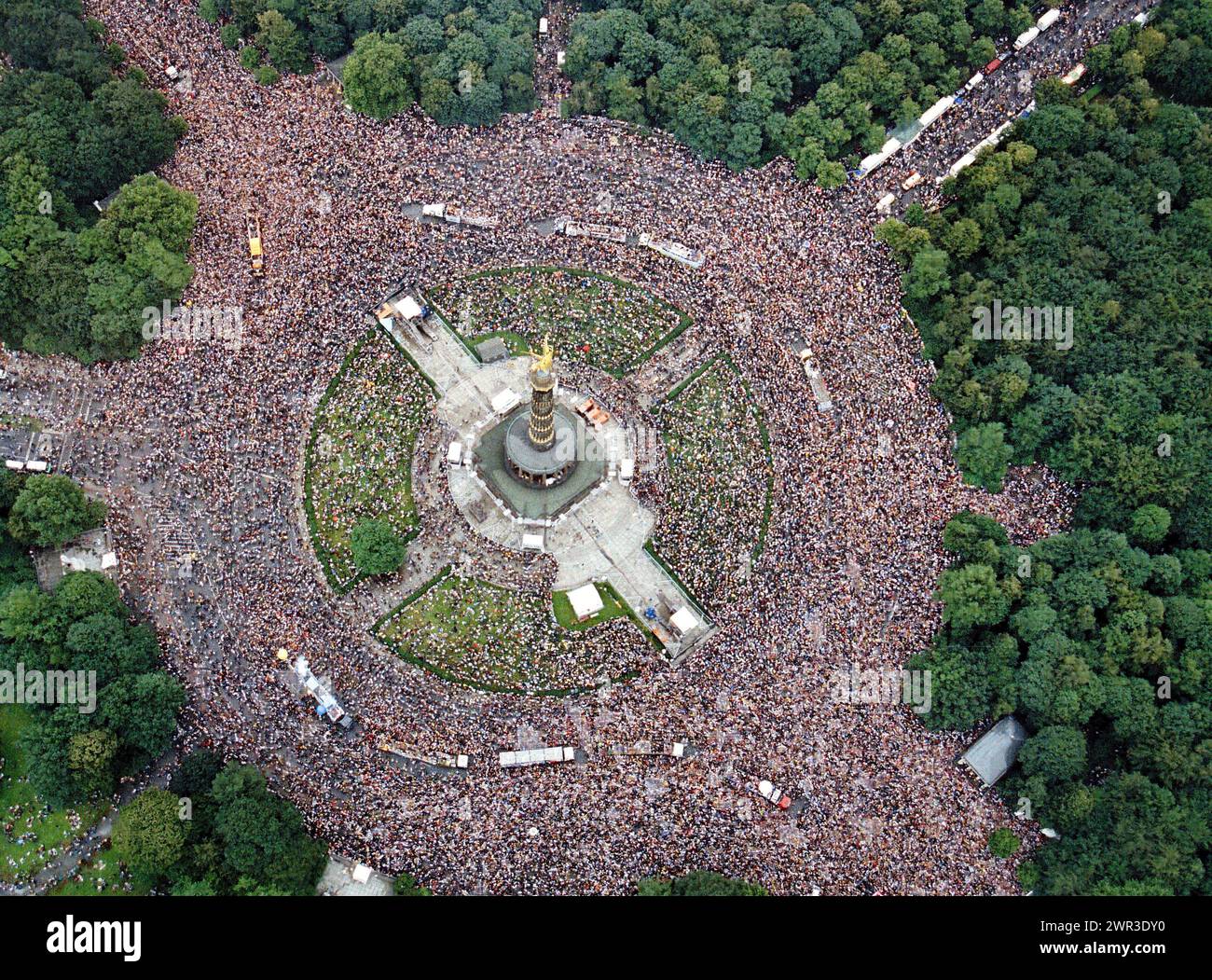 Aerial view of the Victory Column during the Love Parade. Under the ...