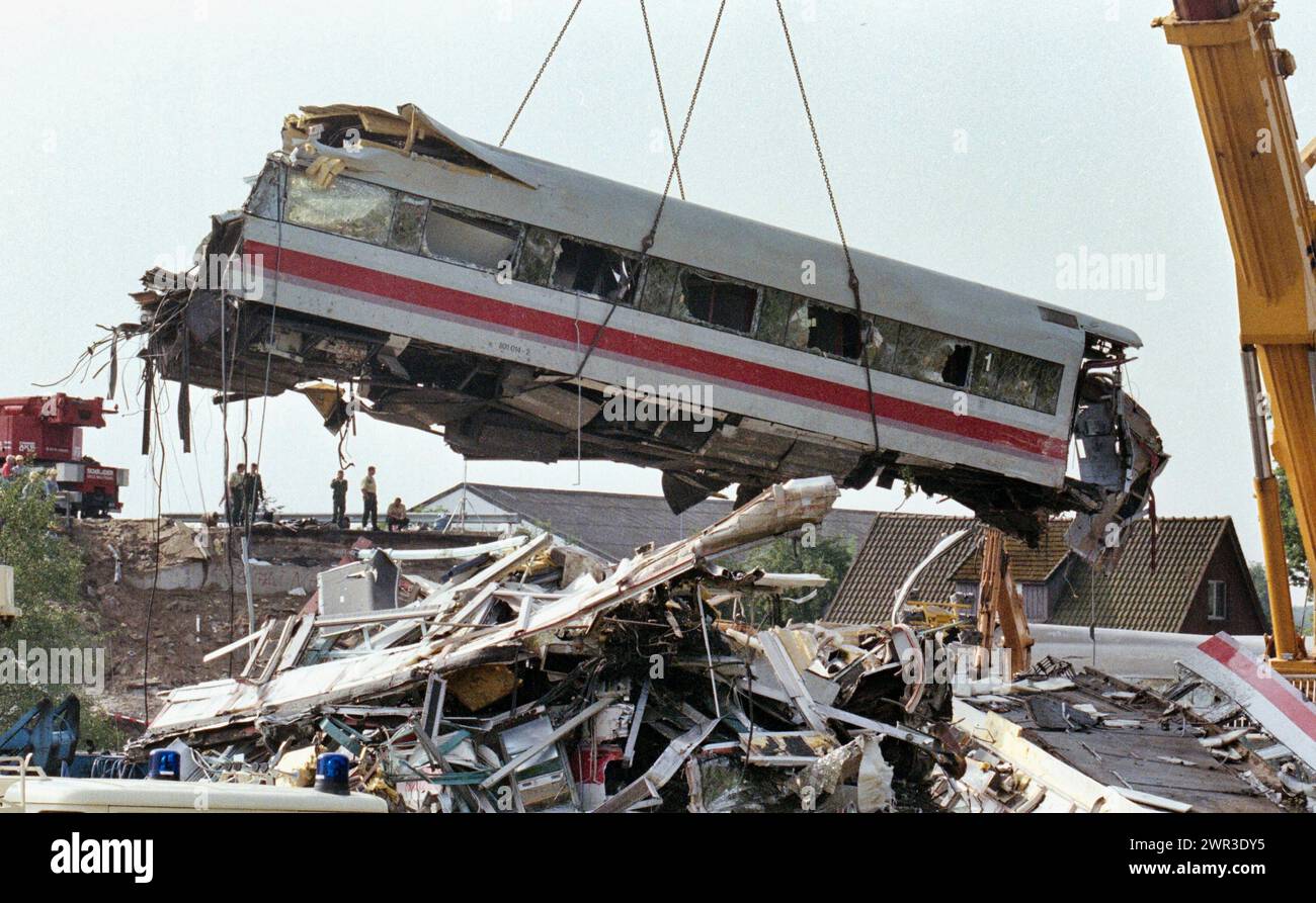 A crane lifts a destroyed ICE train carriage in Eschede on 6 June 1998 ...