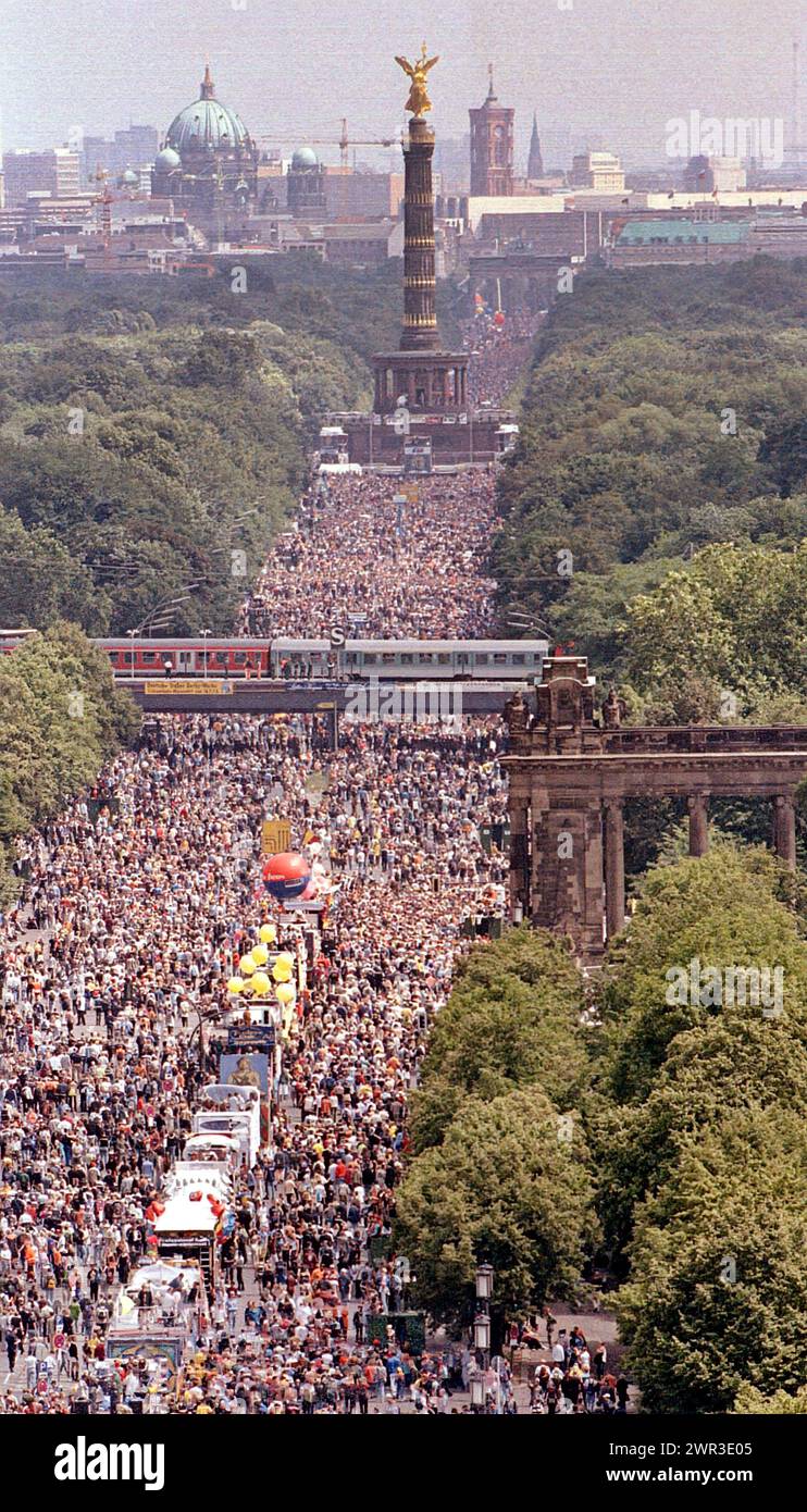 Aerial view of the Victory Column during the Love Parade. Under the ...