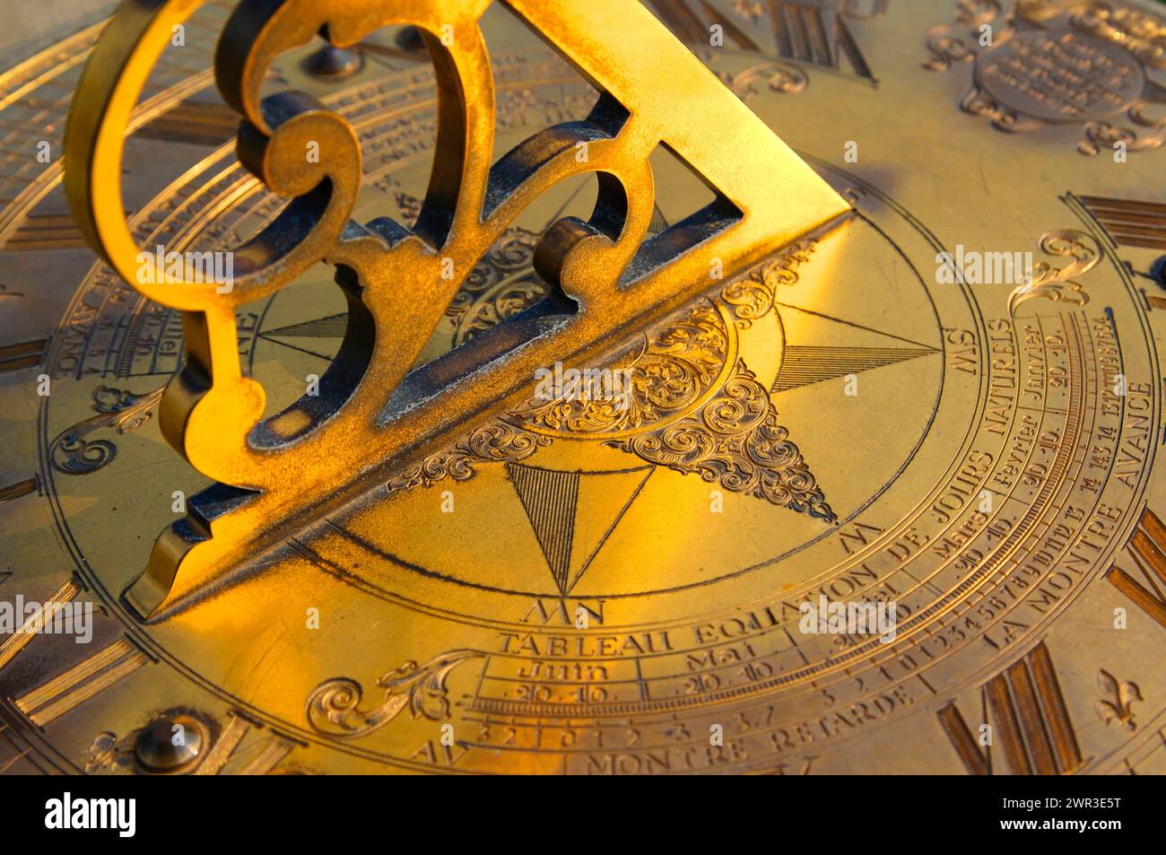 Sundial clock hi-res stock photography and images - Alamy