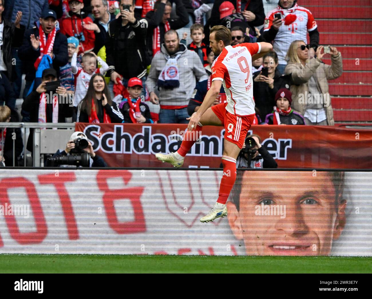 Goal celebration Harry Kane FC Bayern Munich FCB (09) jump, cheering ...
