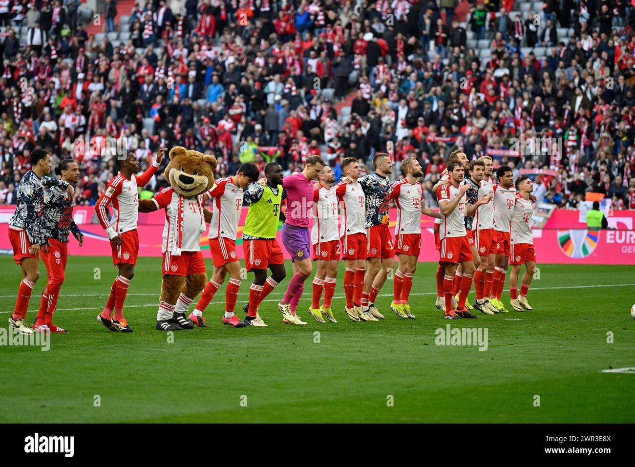 Final cheer, FC Bayern Munich FCB players thank the fans, mascot Berni ...