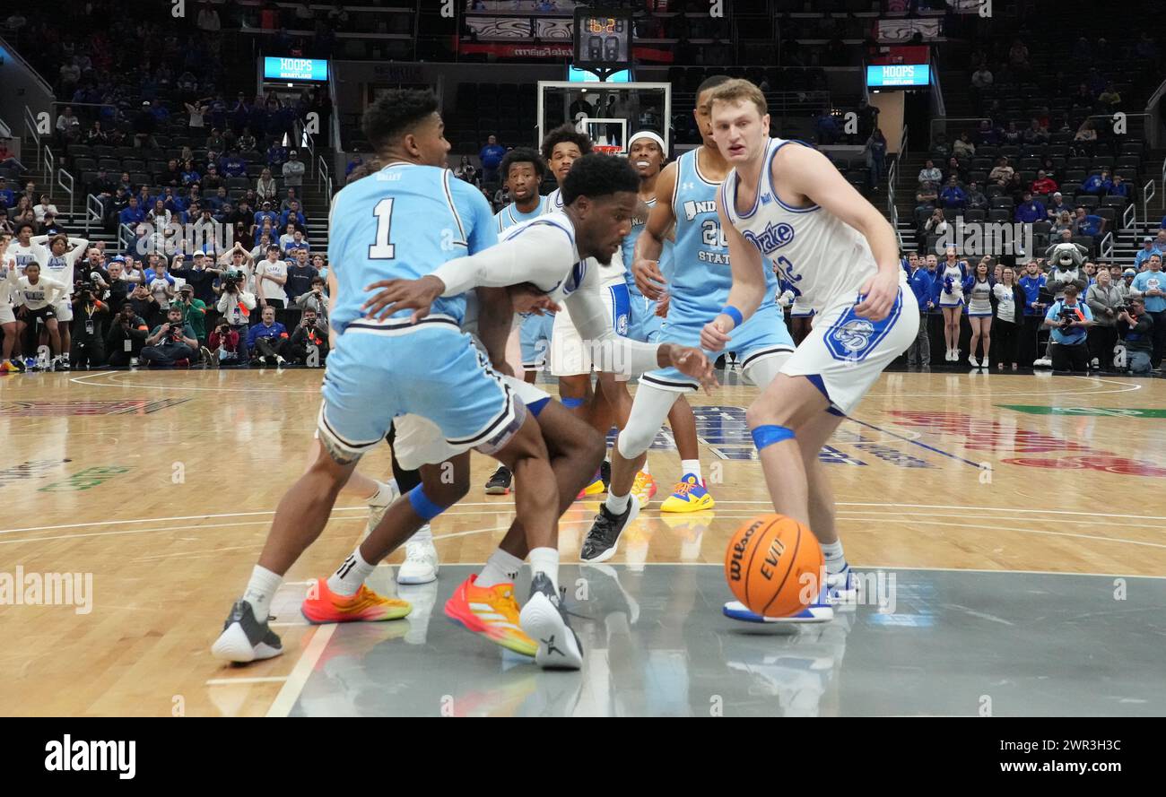 St. Louis, United States. 14th Mar, 2024. Drake's Kevin Overton (C ...