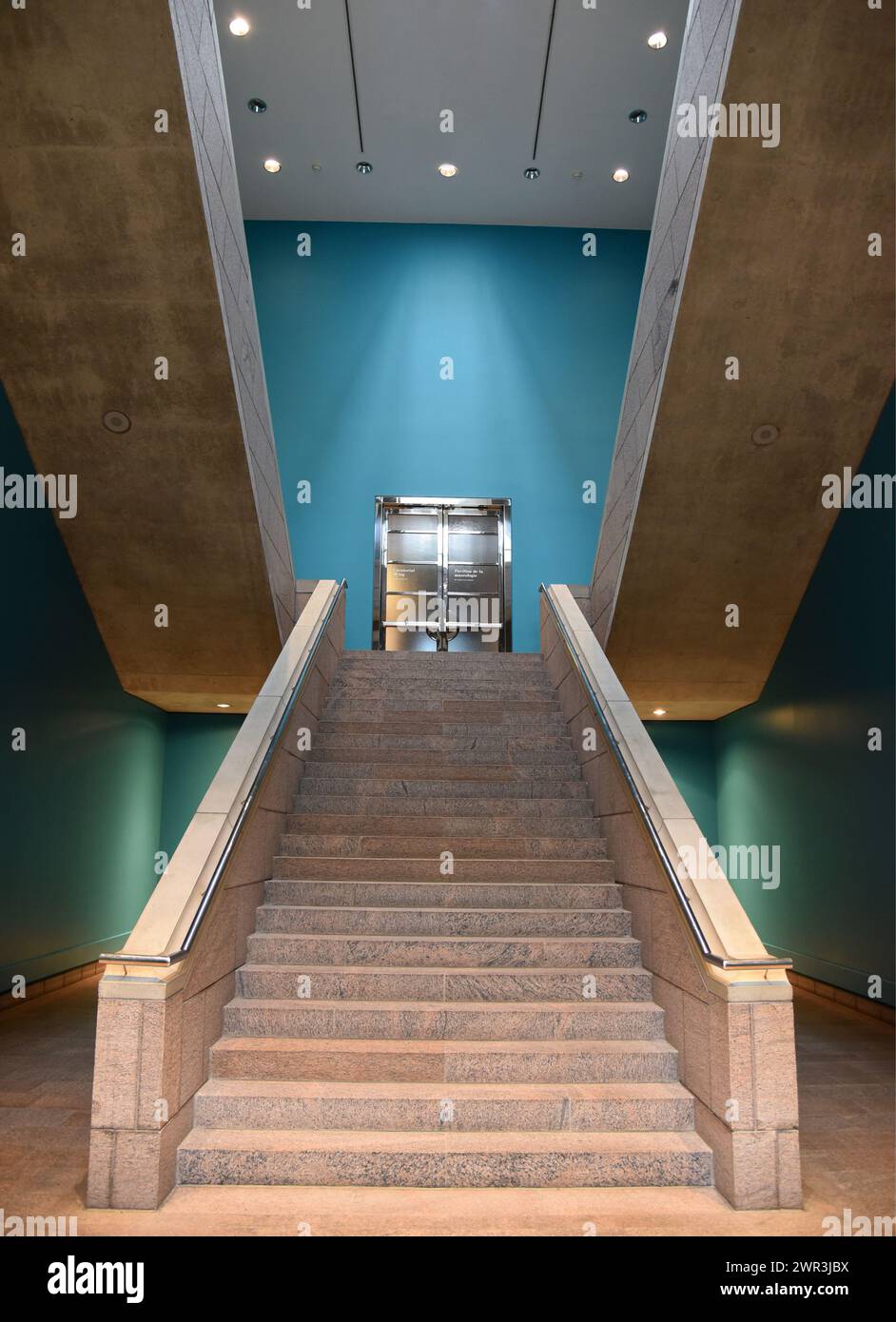 Symmetrical stairs hi-res stock photography and images - Alamy