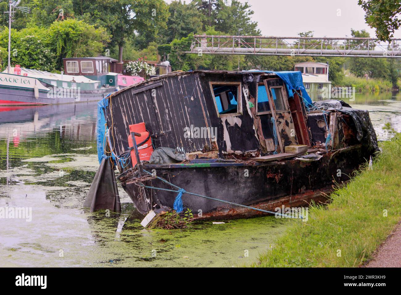 Sinking canal boat hi-res stock photography and images - Alamy