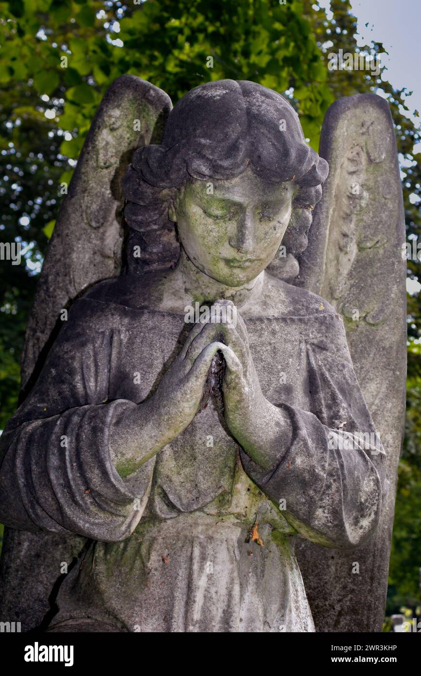 Statue guardian angel hi-res stock photography and images - Alamy