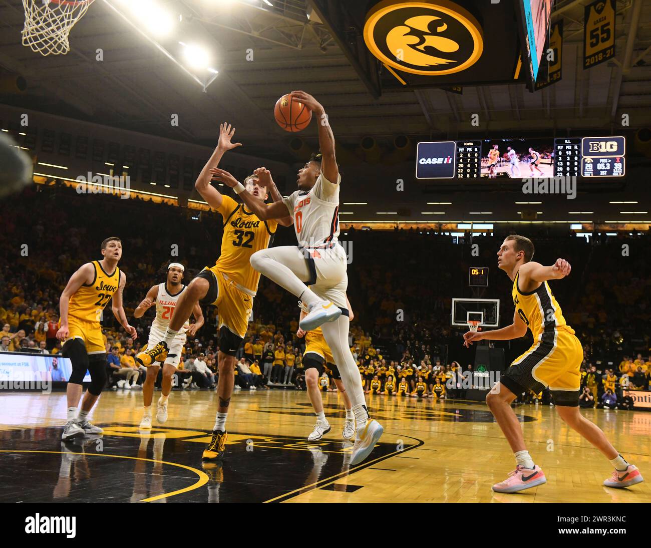 Illinois guard Terrence Shannon Jr. (0) drives to the basket under ...