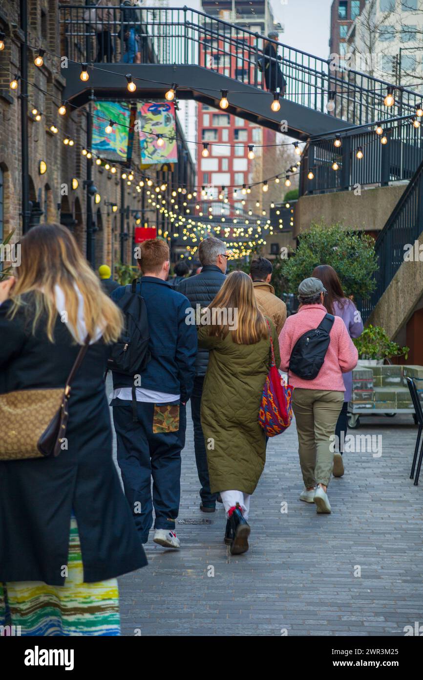 Group crowd shopping shoppers hi-res stock photography and images - Alamy