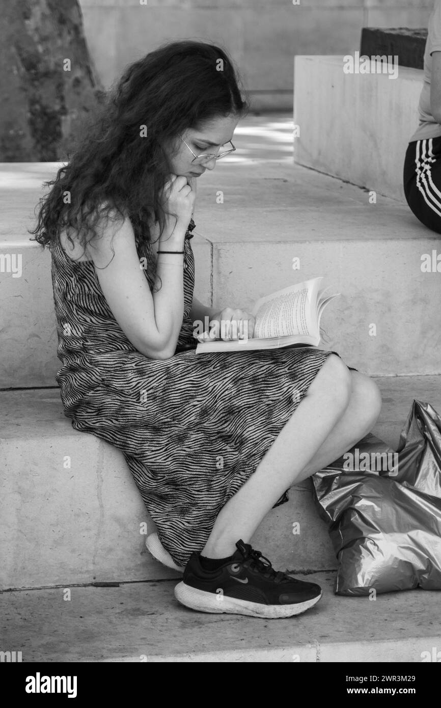 White woman reading a book outdoors hi-res stock photography and images ...