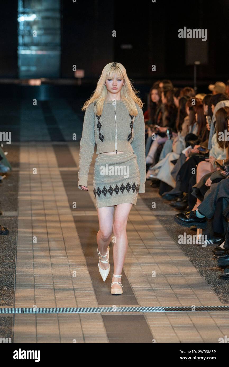 Fashion show lake hi-res stock photography and images - Alamy