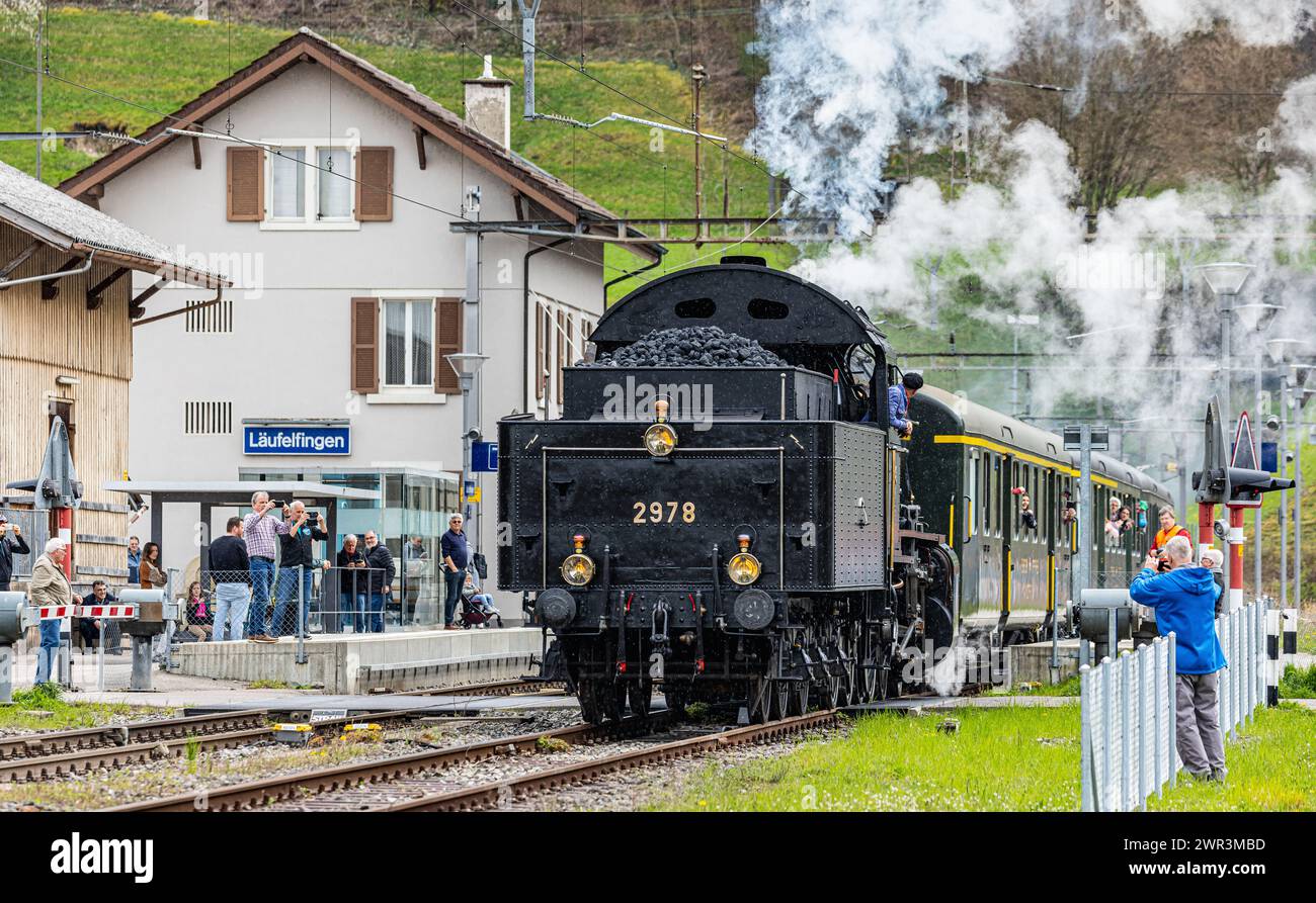 Die Dampflokomtive SBB c 5/6 fährt vom Bahnhof Läufelingen heraus ...