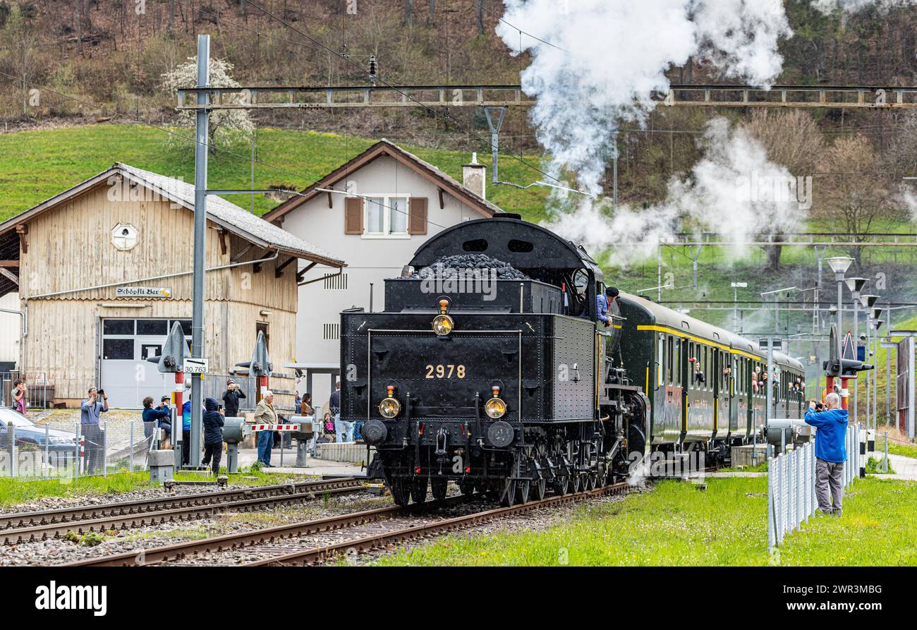Die Dampflokomtive SBB c 5/6 fährt vom Bahnhof Läufelingen heraus ...
