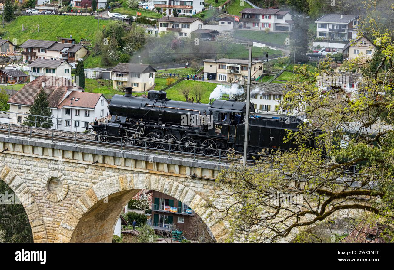 Von Sissach aus kommend, fährt die Dampflokomotive SBB C 5/6 über das ...