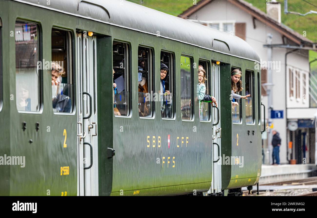 Die Reisenden fahren mit einem Einheitswagen EW 1, welcher zwischen 1956 und 1967 erbaut wurde ...