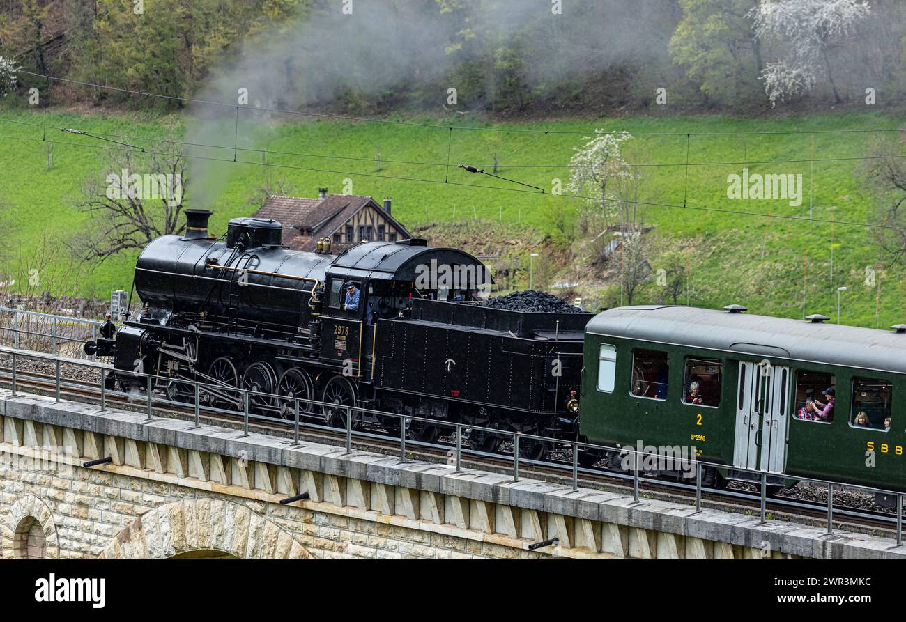Von Sissach aus kommend, fährt die Dampflokomotive SBB C 5/6 über das ...
