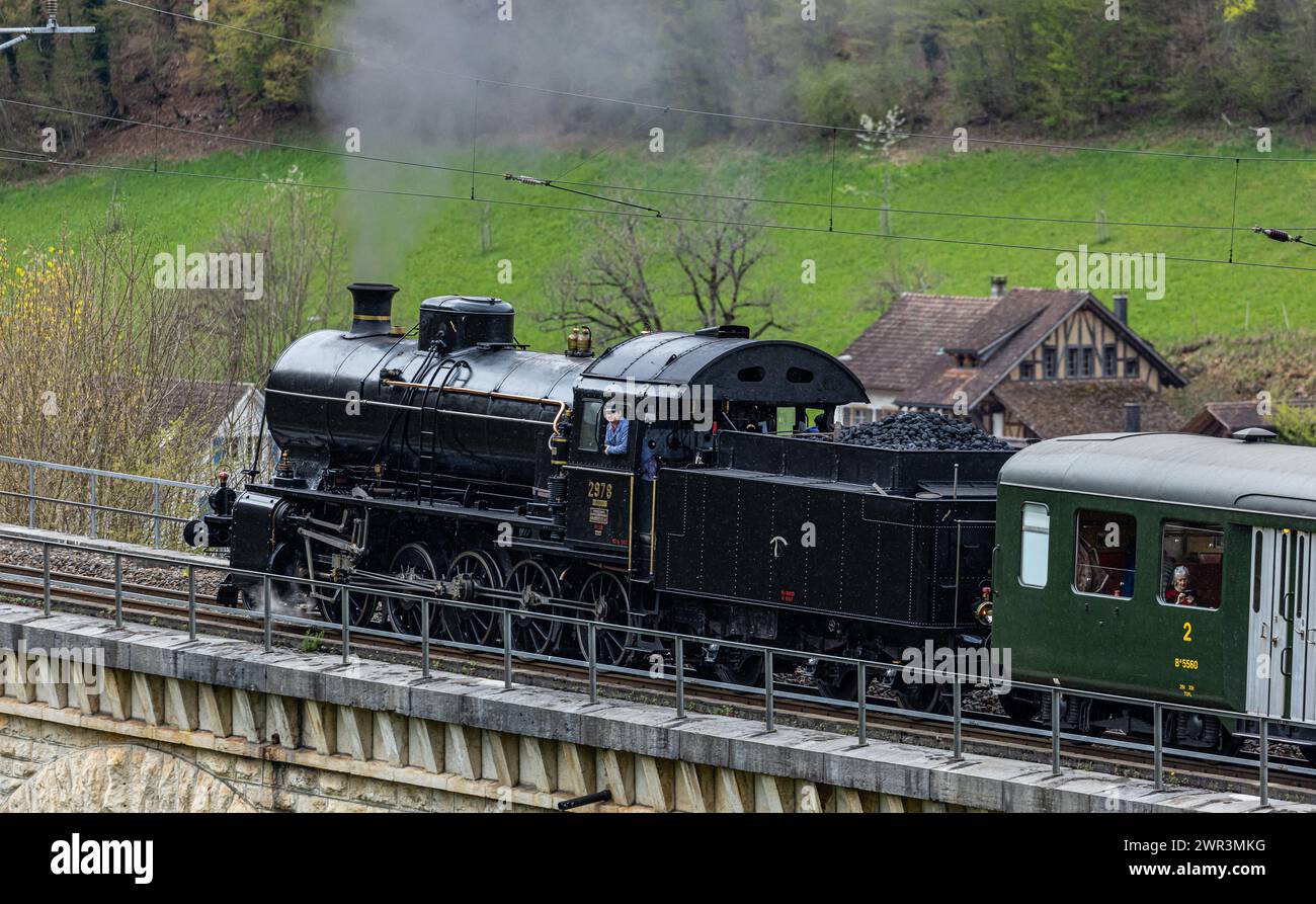 Von Sissach aus kommend, fährt die Dampflokomotive SBB C 5/6 über das ...