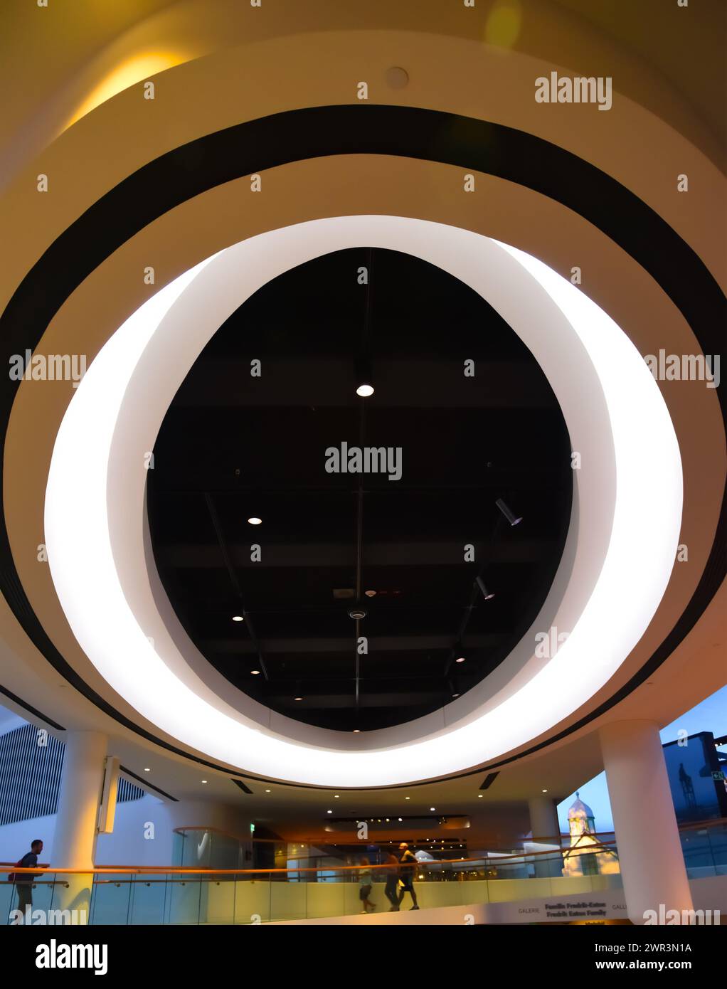 High ceiling hi-res stock photography and images - Alamy