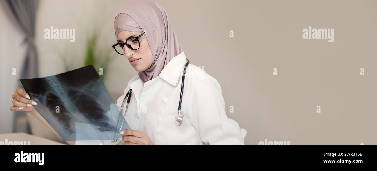 Radiology diagnostics doctor woman x-ray office Stock Photo - Alamy