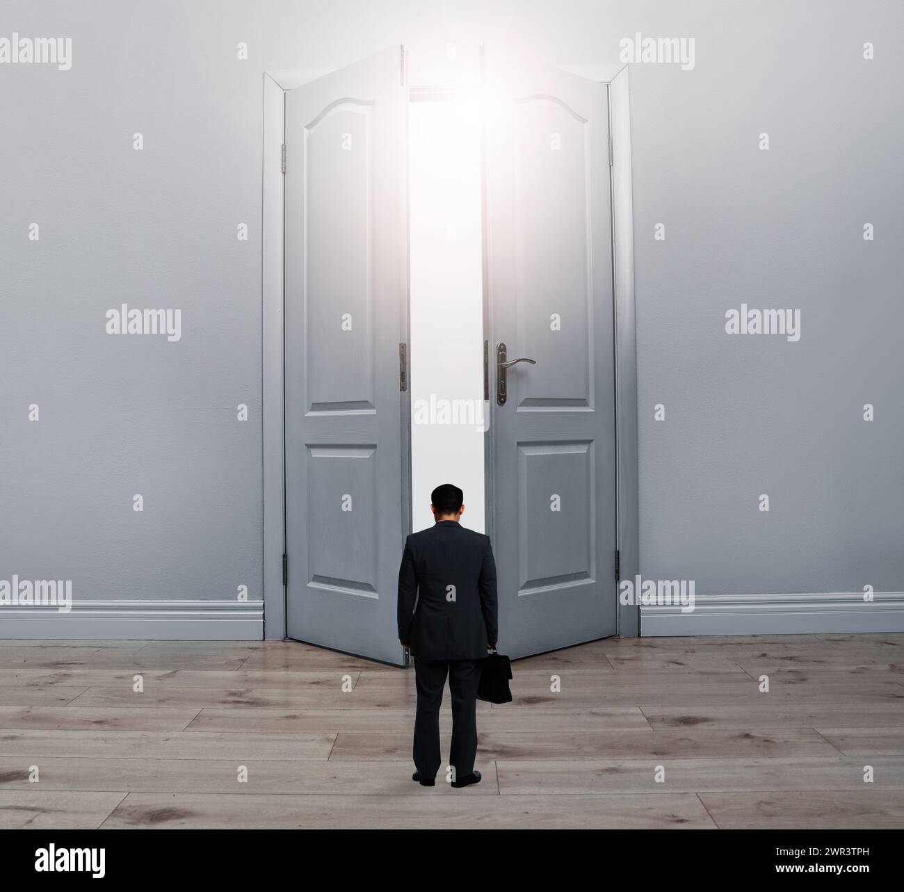 Man standing in open door of home hi-res stock photography and images ...