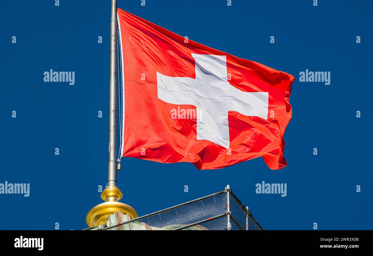 Eine Schweizer Fahne weht auf dem Bundeshaus im Wind. (Bern, Schweiz ...