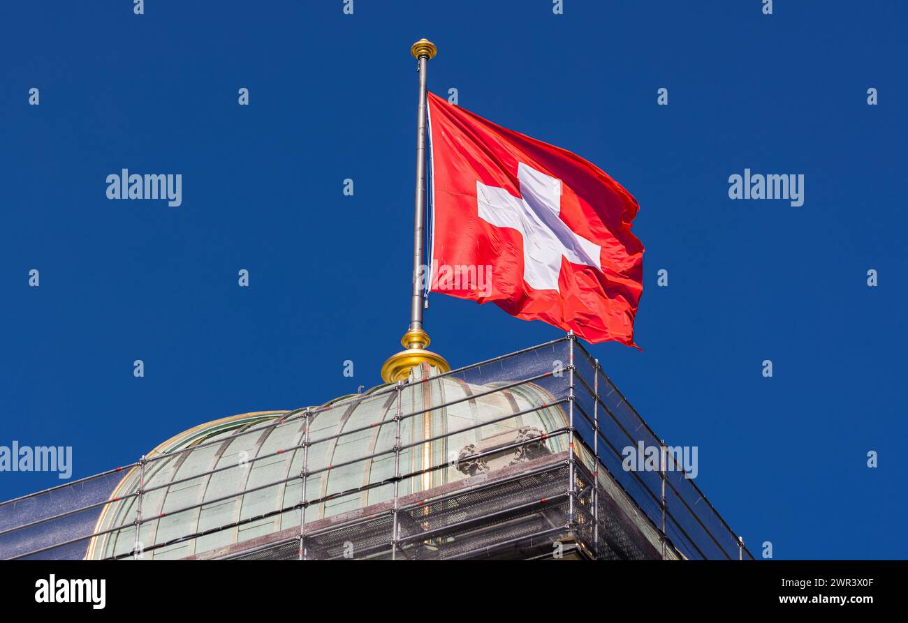 Eine Schweizer Fahne weht auf dem Bundeshaus im Wind. (Bern, Schweiz ...