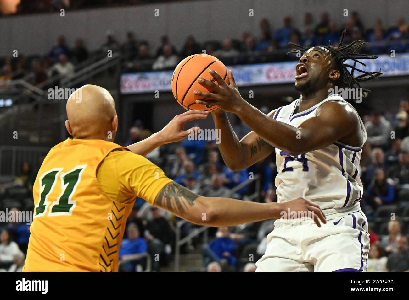 St. Thomas - Minnesota Tommies guard Raheem Anthony (24) goes up for a ...