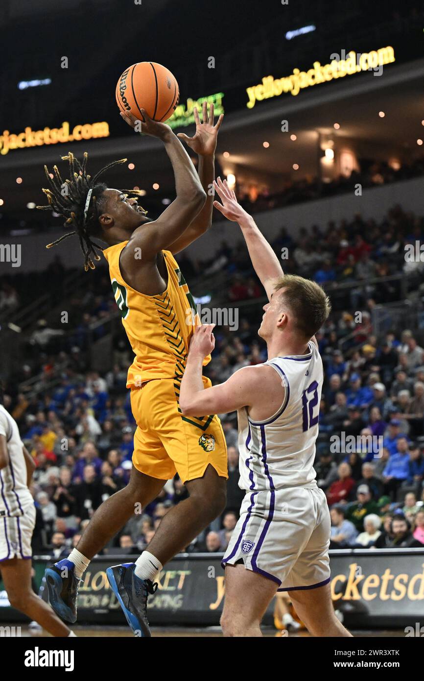 North Dakota State Bison guard Damari Wheeler-Thomas (10) shoots the ...