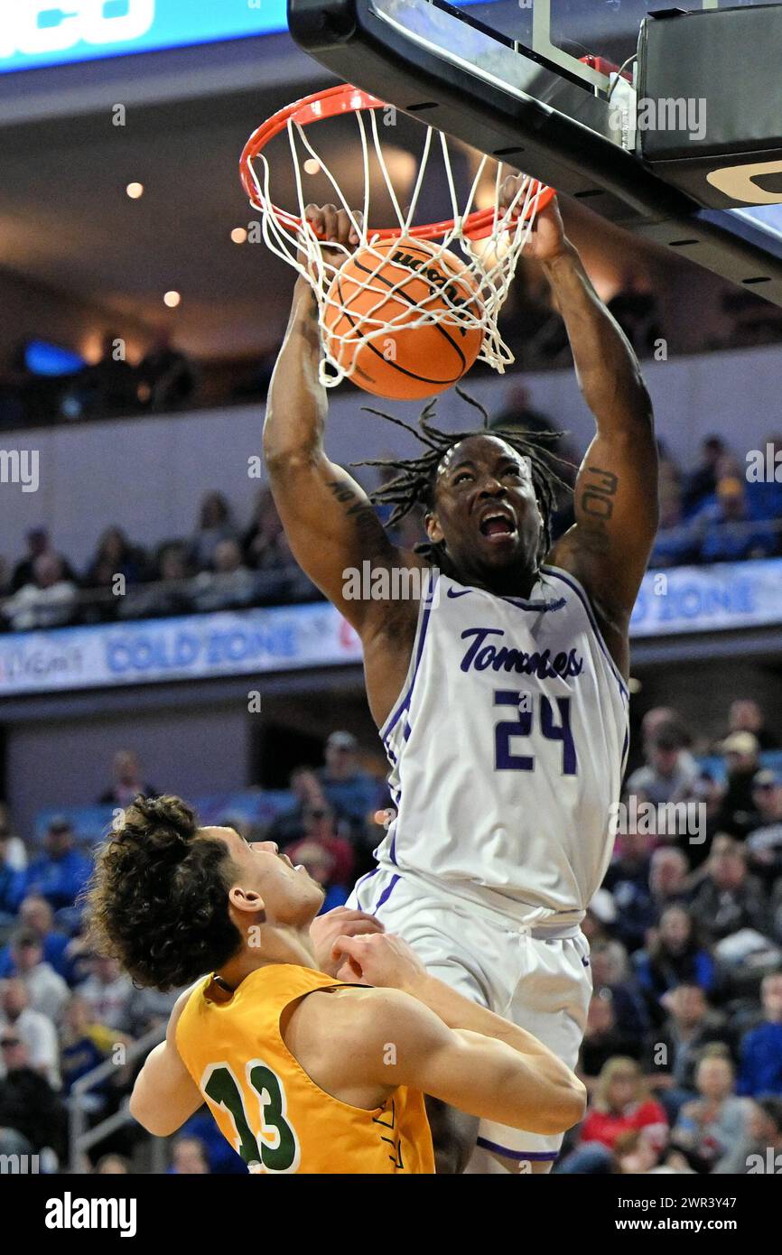St. Thomas - Minnesota Tommies guard Raheem Anthony (24) dunks the ball ...