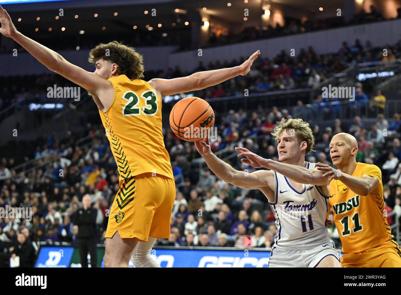 St. Thomas - Minnesota Tommies guard Drake Dobbs (11) passes the ball ...