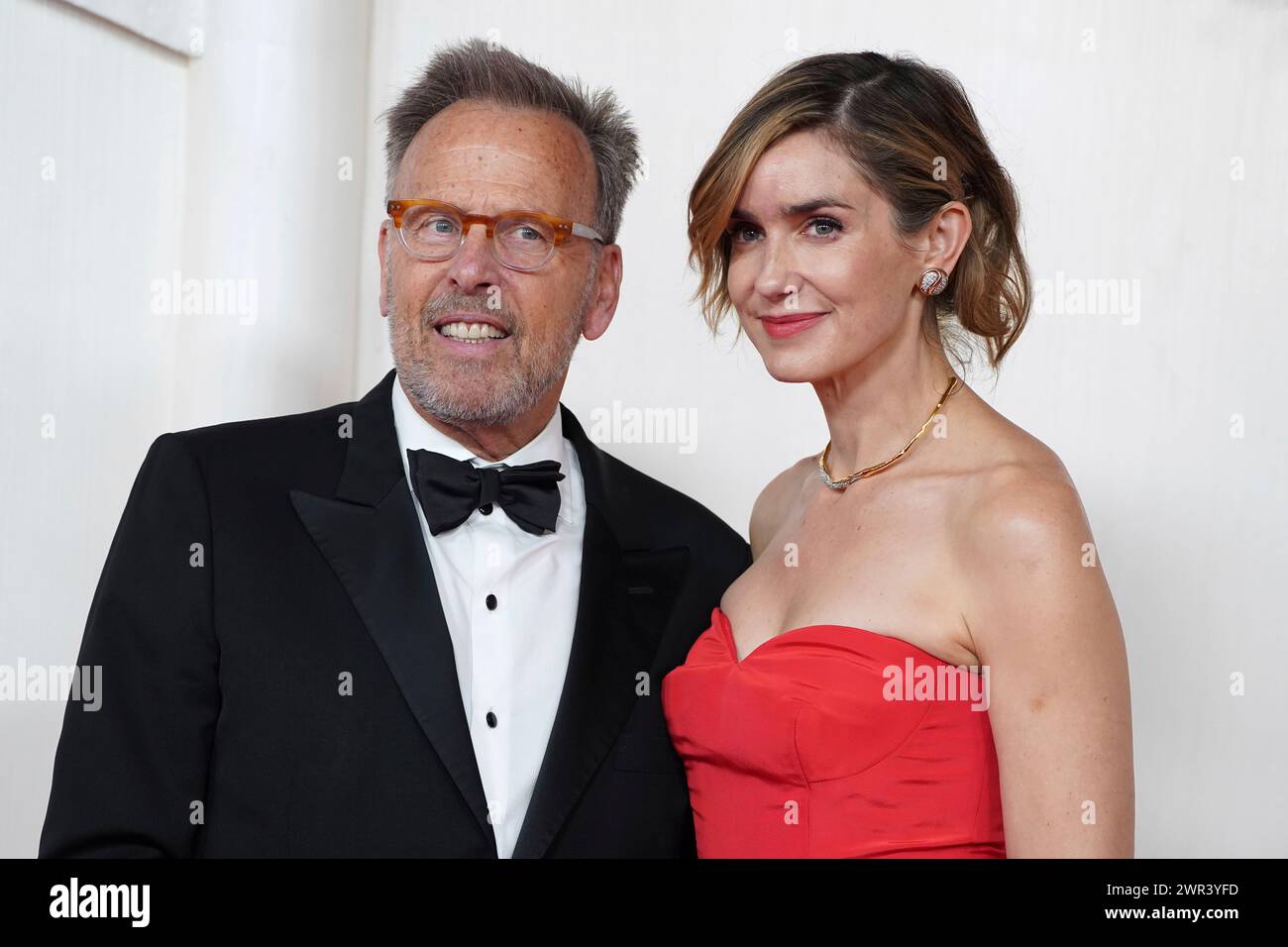 From left, Mark Johnson and Lezlie Johnson arrive at the Oscars on ...